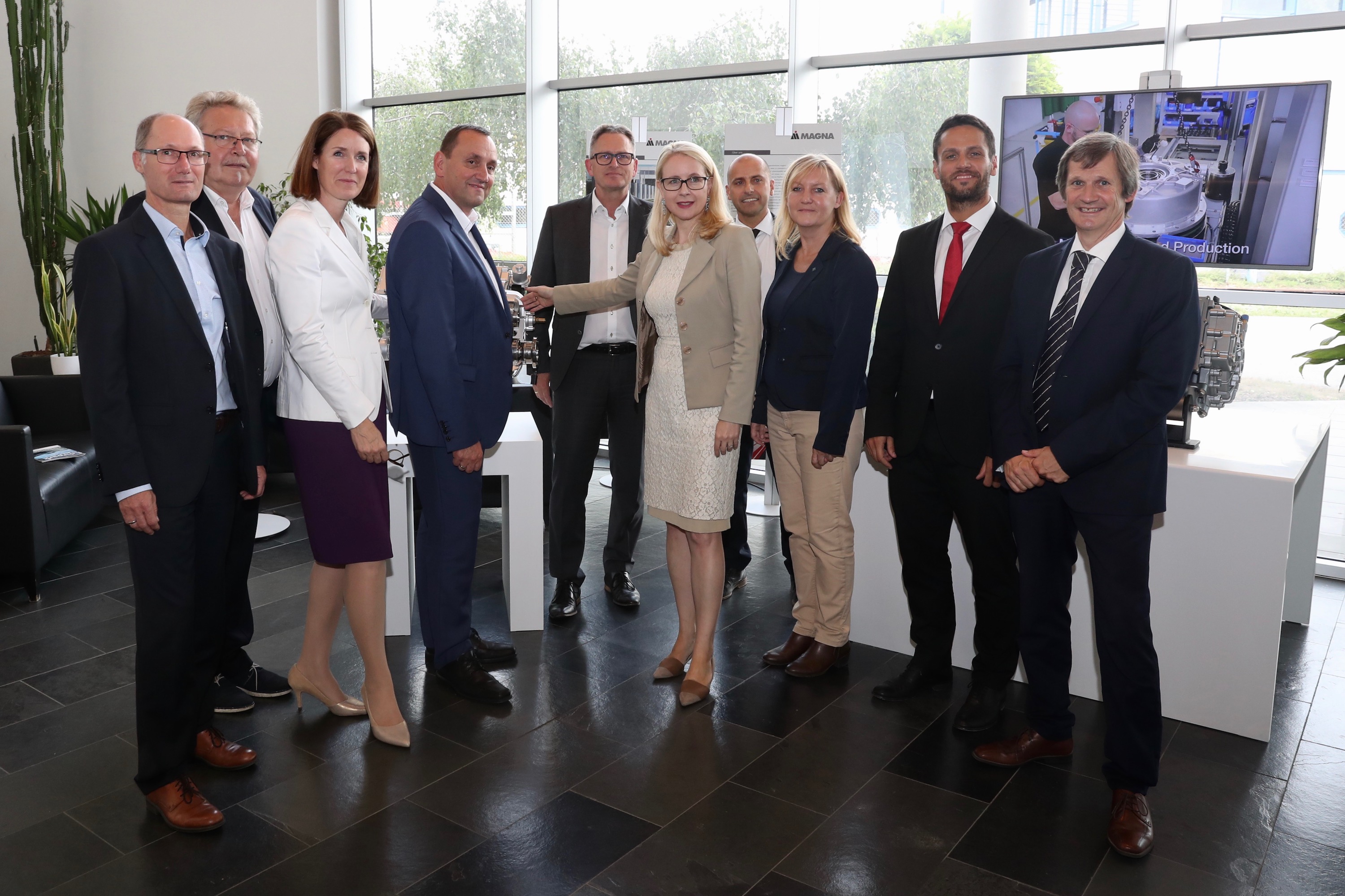„Arbeitsplätze durch Innovation“: MAGNA POWERTRAIN Engineering Center ...